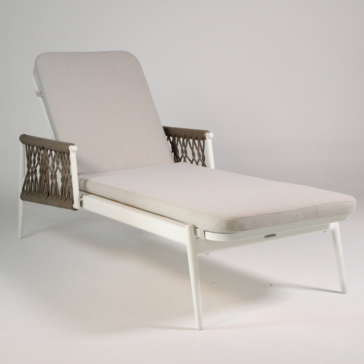 TANGO SUN LOUNGER WHITE BEIGE – Grass it up
