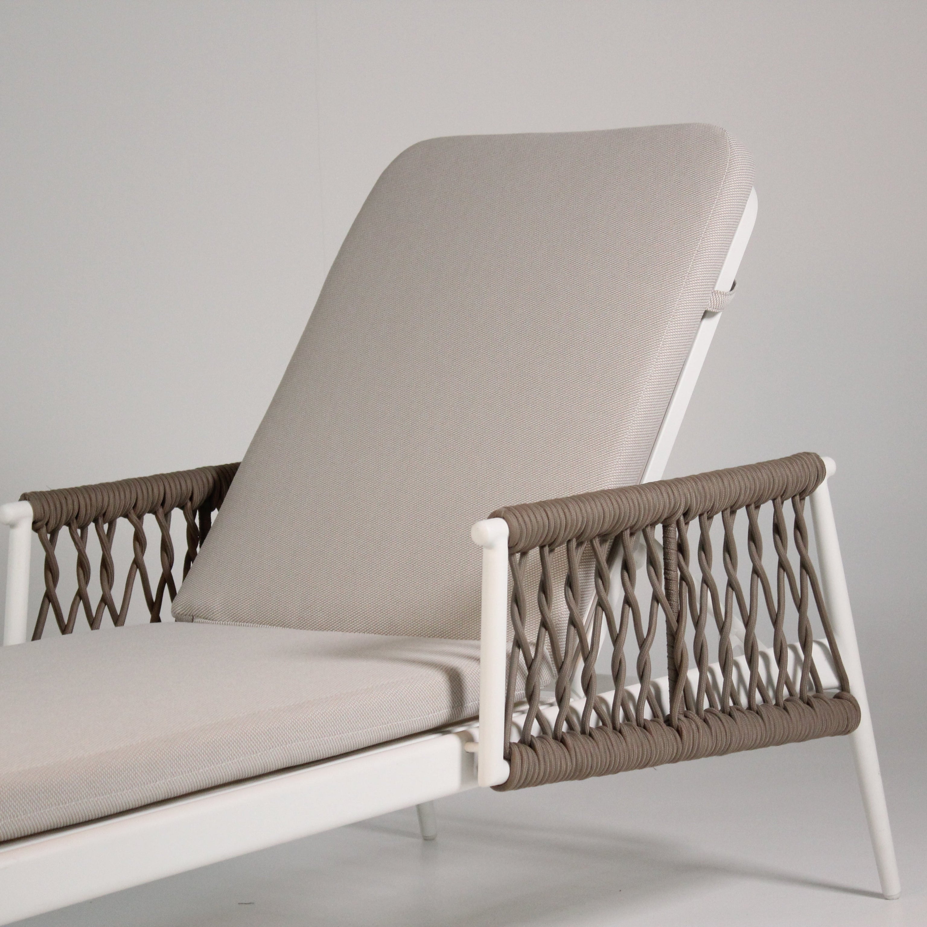 TANGO SUN LOUNGER WHITE BEIGE – Grass it up