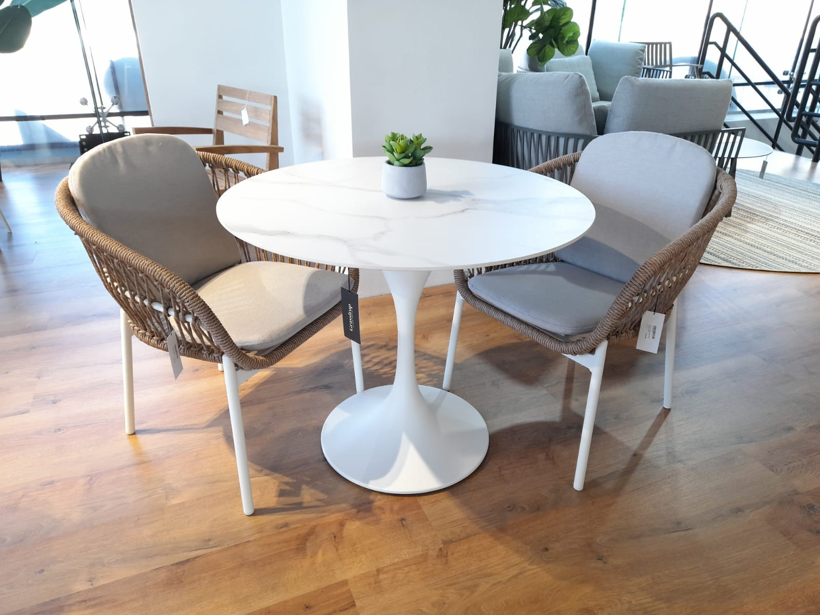Tulip Round Dining Table White – Grass it up